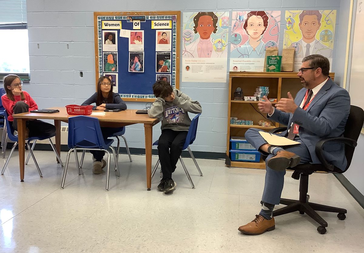 Lawyers Visit Elementary Students | News Details