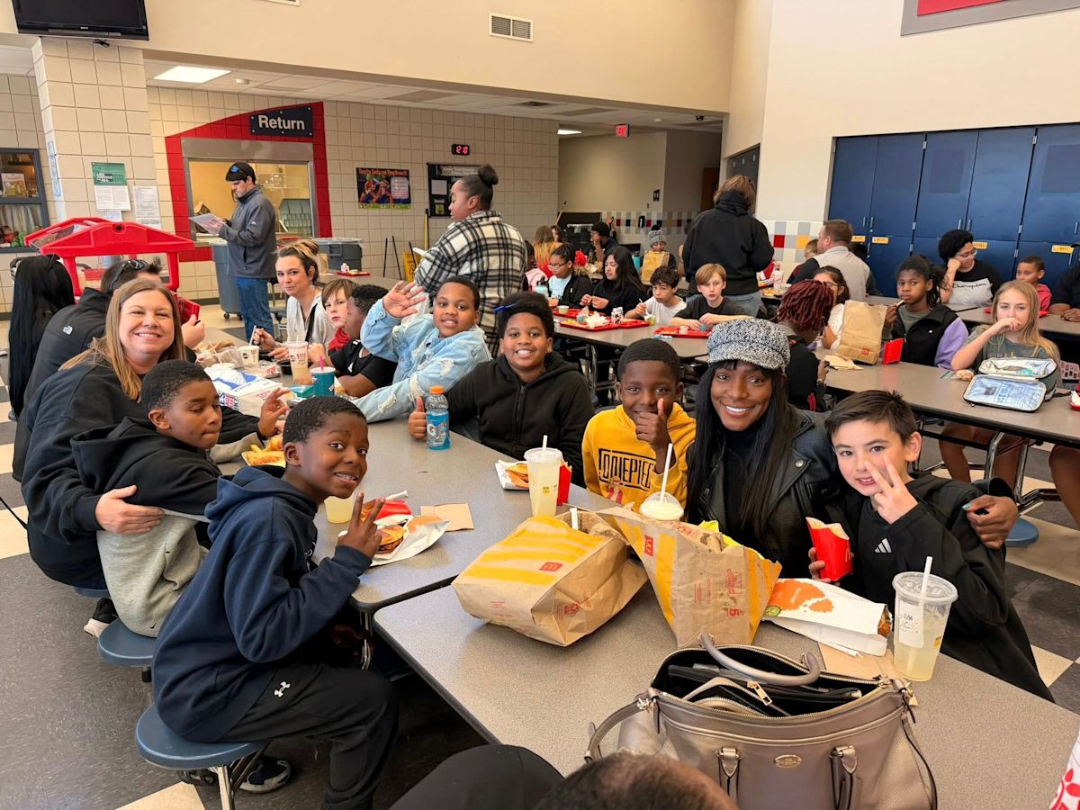 Jefferson's 5th Grade Family Lunch Draws A Crowd | Campus Life Details