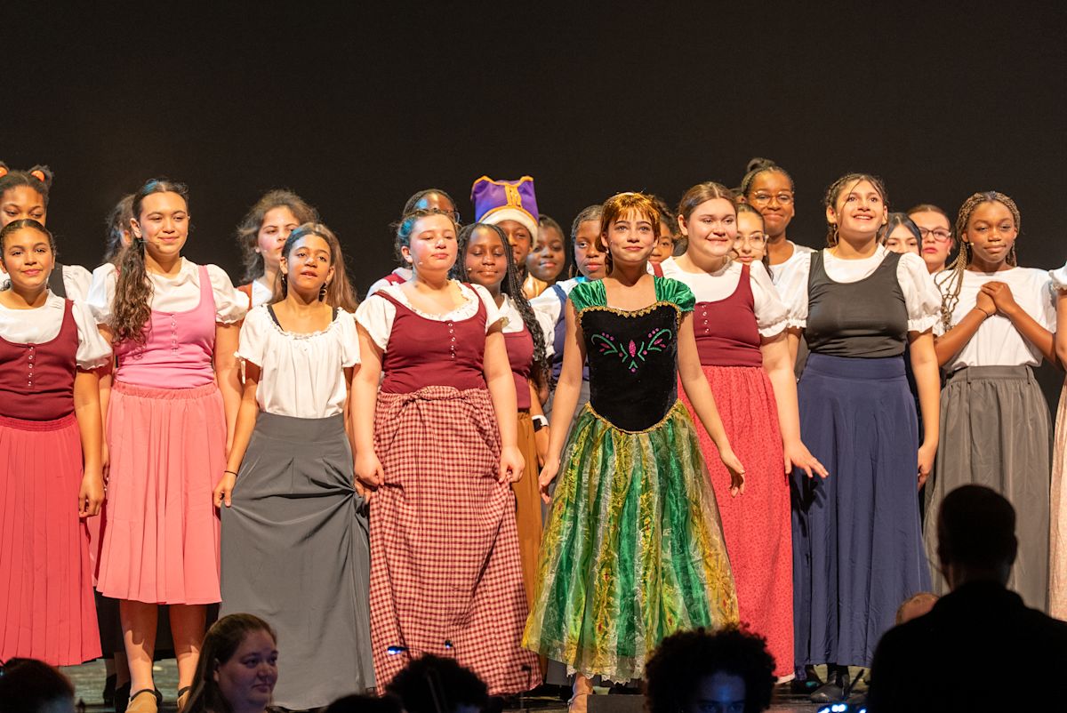 Fieldstone Middle School Students Take the Stage in Frozen | Article