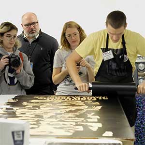 Art students learn printmaking on a large scale | News Details