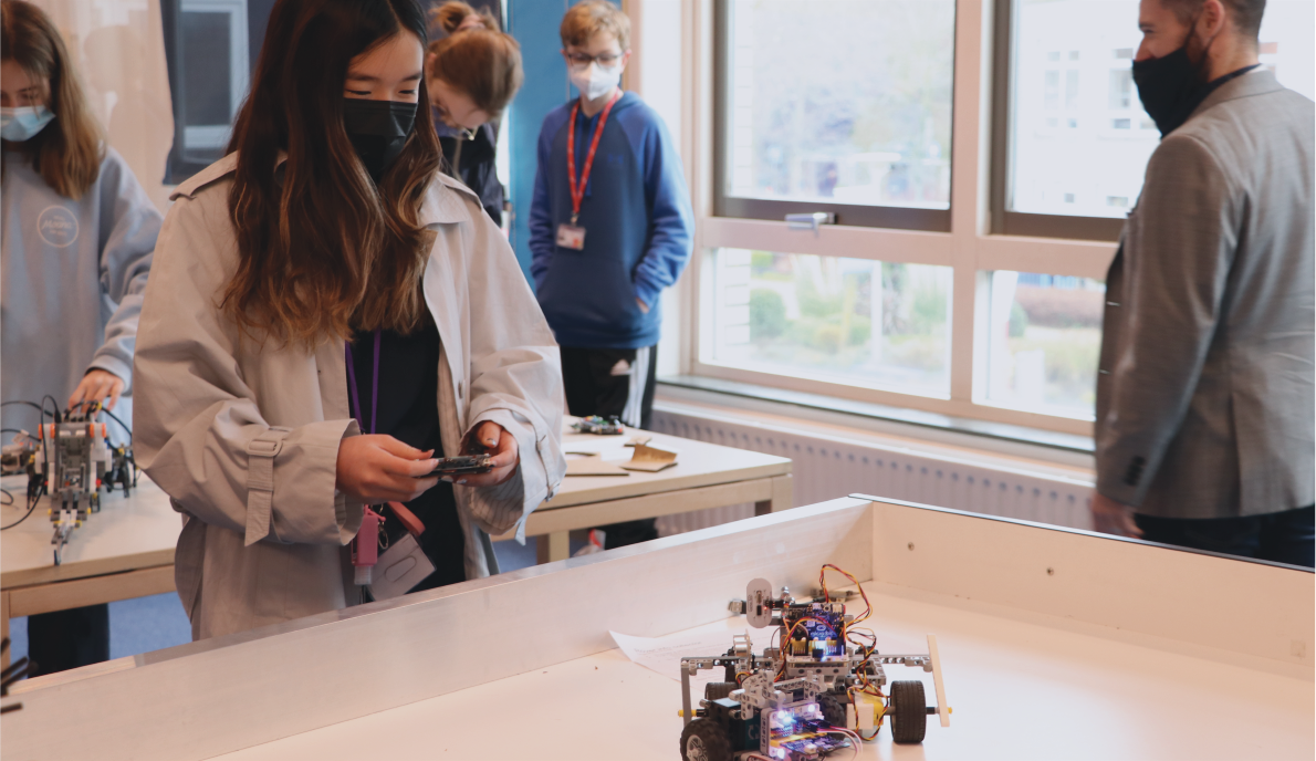 Robot-design Showcase | Detail Page: CONNECT STORIES