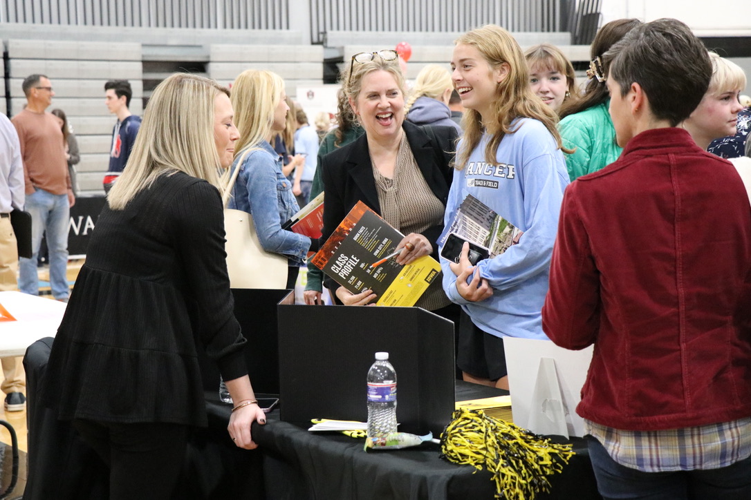 Students and Families Plan for the Future at College Clinic | News ...