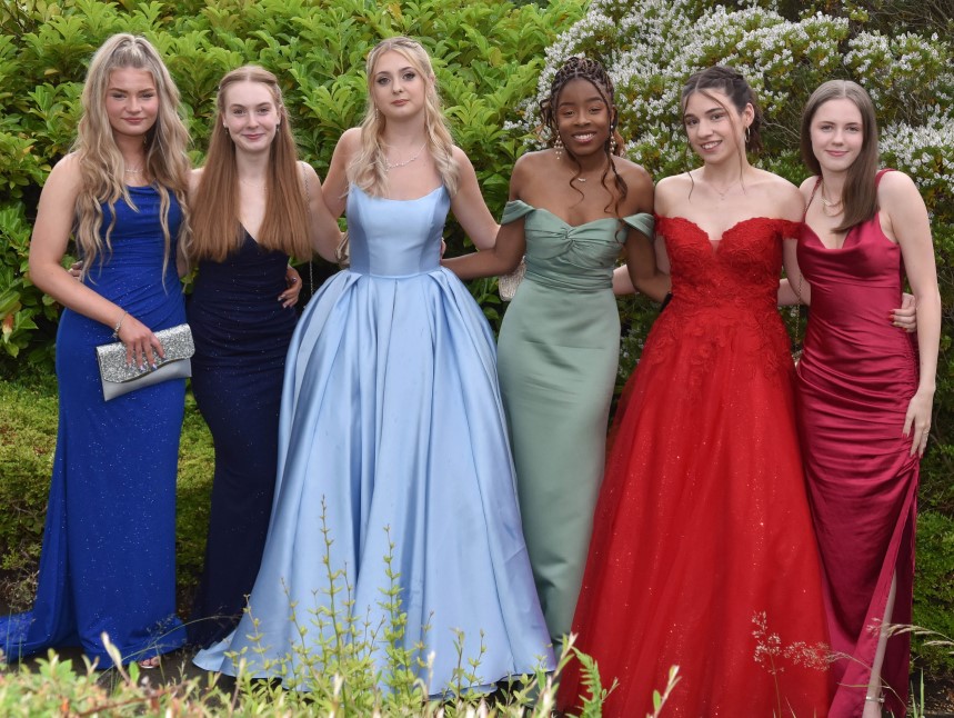 King's Year 11 pupils celebrate in style | Post