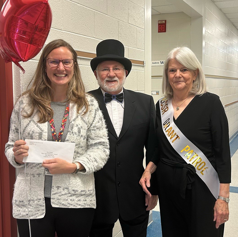 Teachers Receive Grants from School Retirees | Details