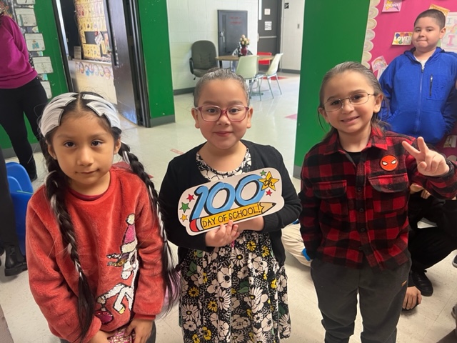 Lincoln School students celebrate 100 days with a fashion show | News ...