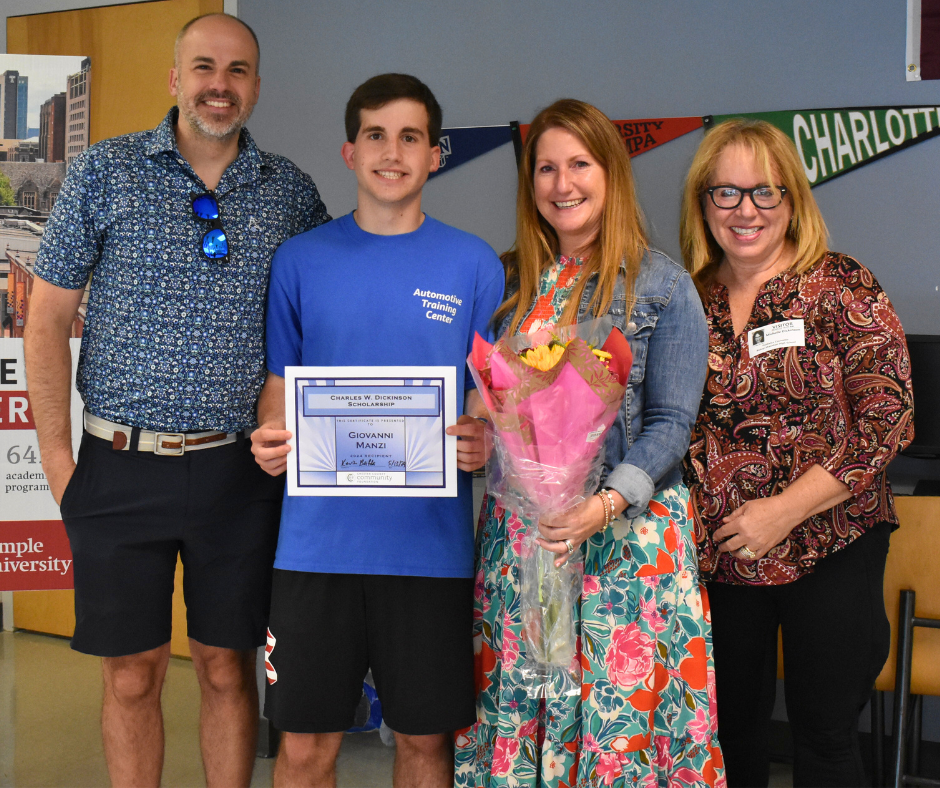Gio Manzi' 24 Receives Scholarship Award | News
