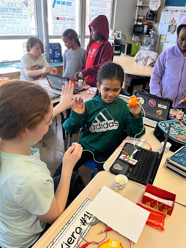 Fourth-grade learns about electrical circuits and conductors | News Story