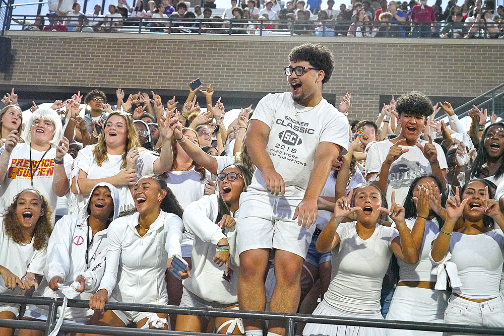 Homecoming Scenes | Athletics News Details