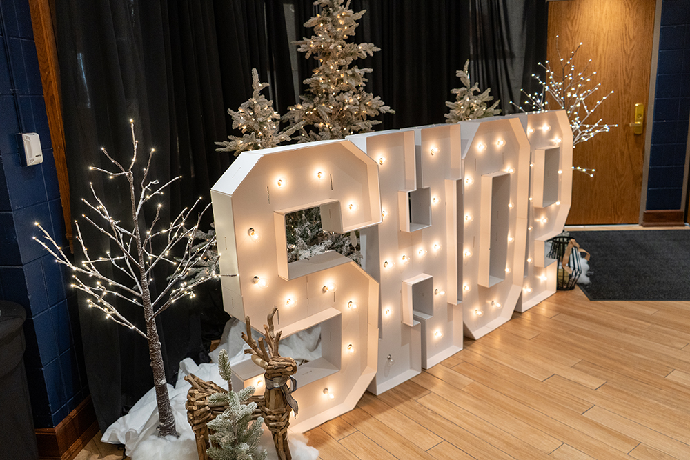 Holiday Shopping for a Good Cause | USM News
