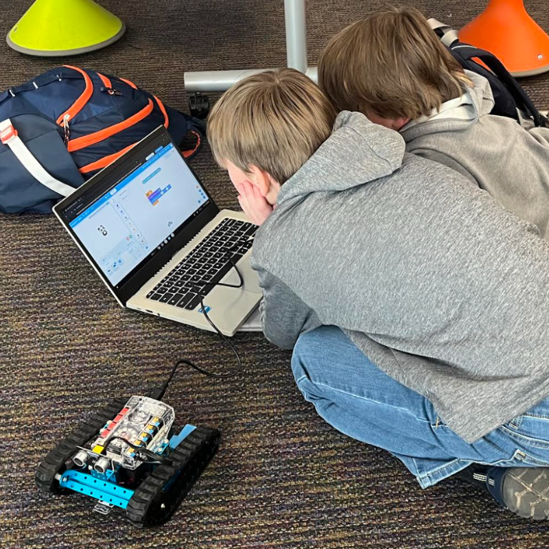 Innovative Partnership Brings Robots to Mesa Middle School | News Details