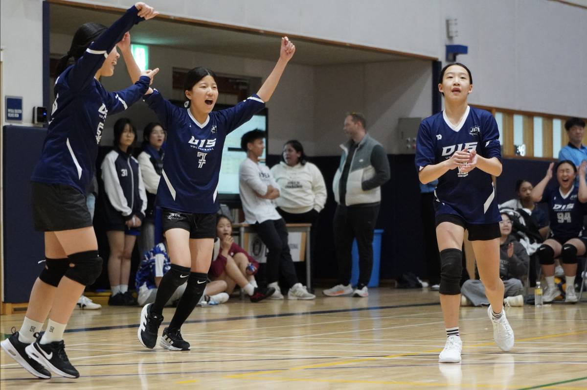 Middle school girls’ serving streaks highlight competitive battles at ...