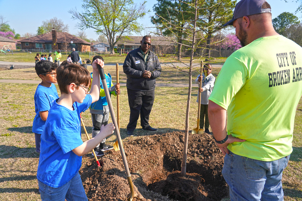 Peters Elementary Students, City Of Broken Arrow Plant Trees For Arbor ...
