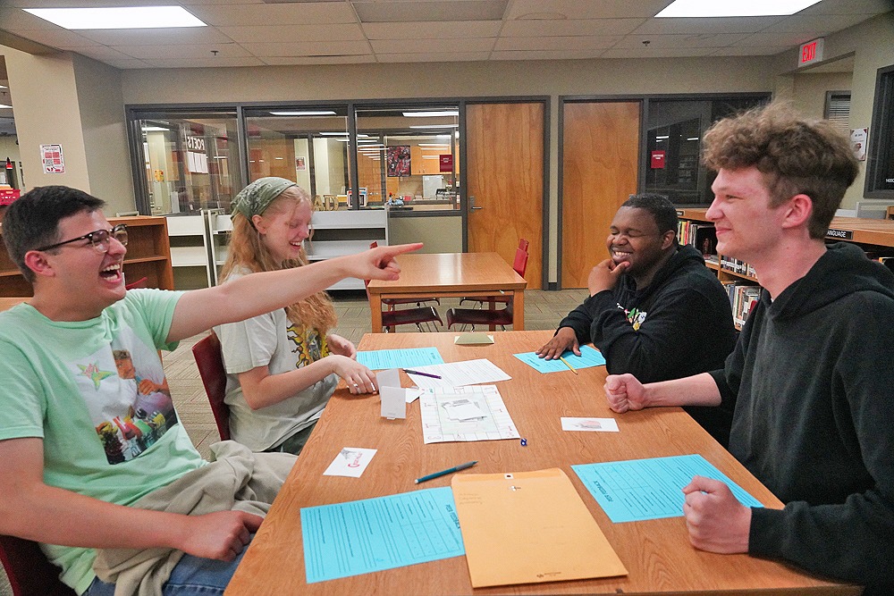 High School Students Play English-Based Board Games | Campus Life Details