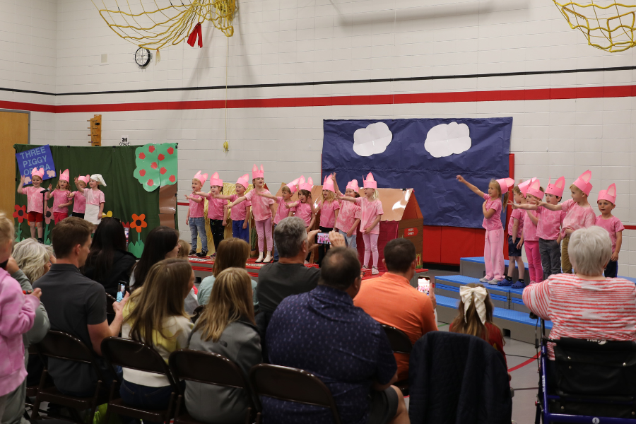 Prekindergarten students take the stage in "Three Piggy Opera ...