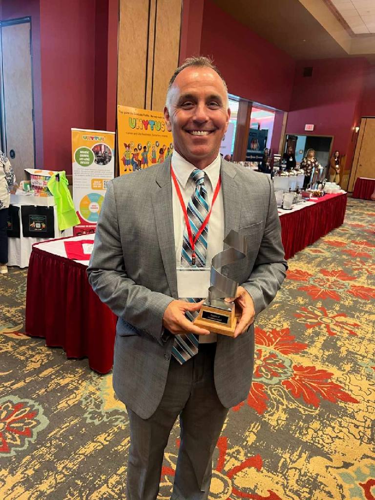 Elmbrook’s LAUNCH Program Named 2025 Program of Excellence | News Details