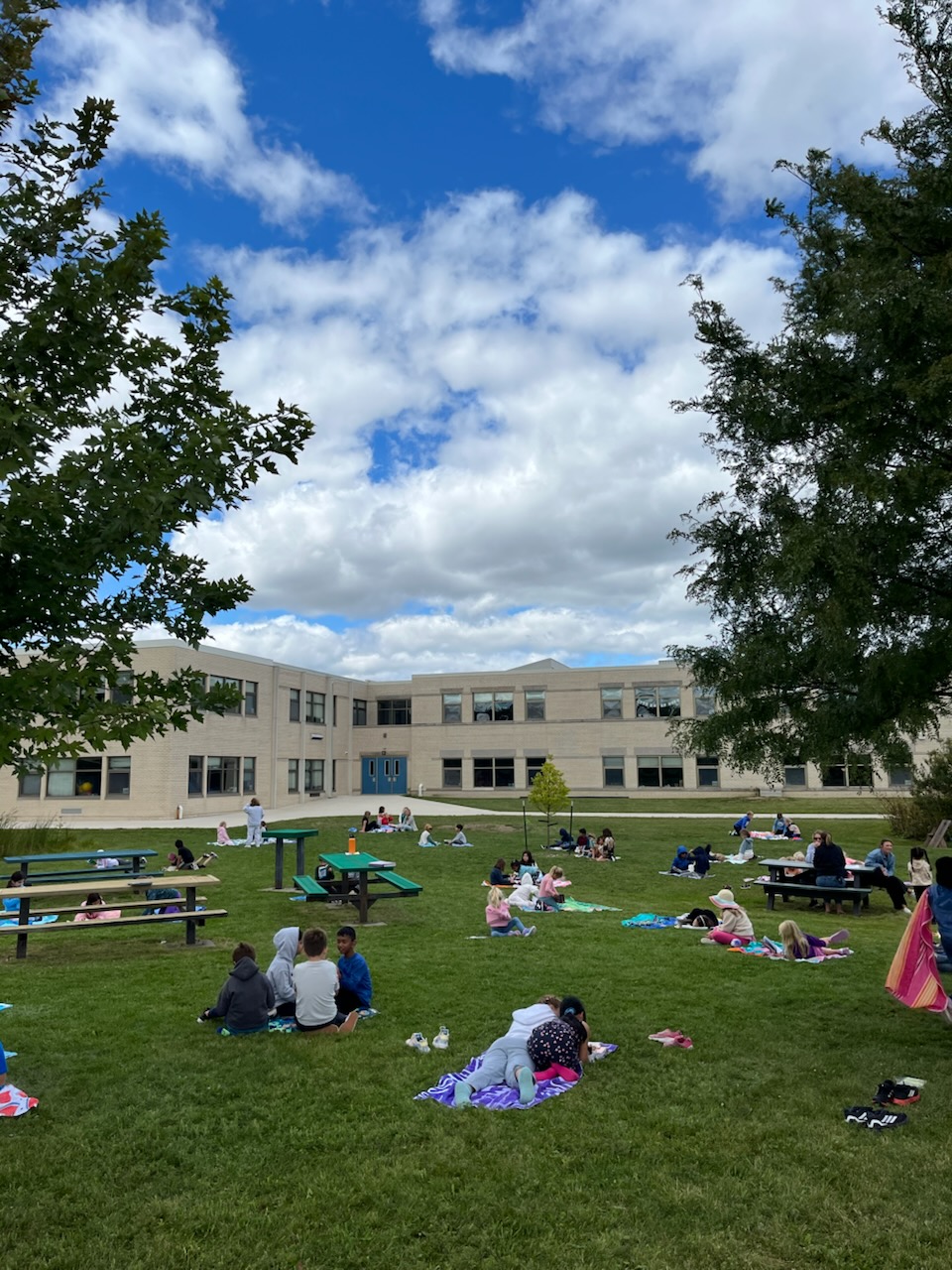 Swanson 3rd graders Read Outside | News Details