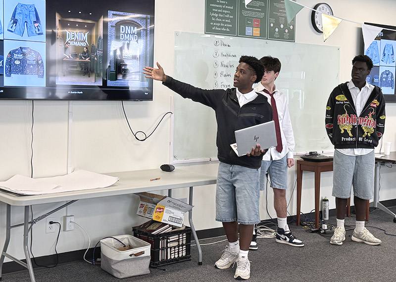 Students Pitch Business Ideas in Entrepreneurship Showcase | News ...